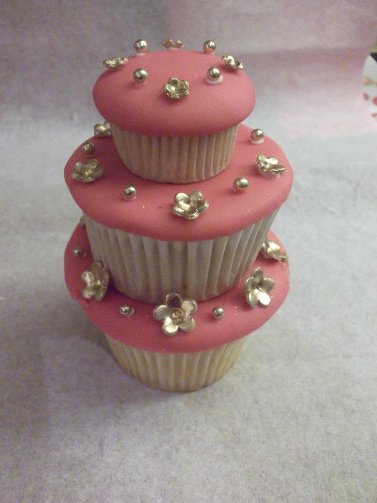 Kitsch Kakes: Stacked Cupcakes