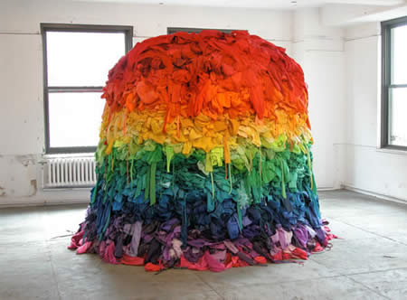 GRANAI-ARTISTS: ESCULTURAS CON ROPA RECICLADA