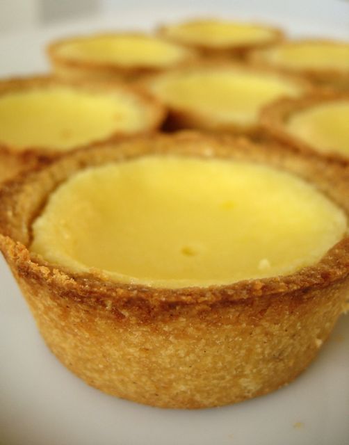 Empada doce de queijo com goiaba e maracujá