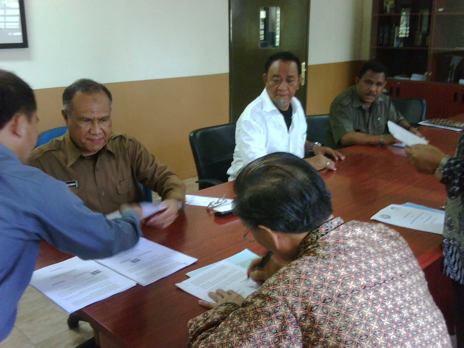 MENJALIN KERJASAMA DENGAN PEMDA KAIMANA DAN UNIVERSITAS INDONESIA (UI ...