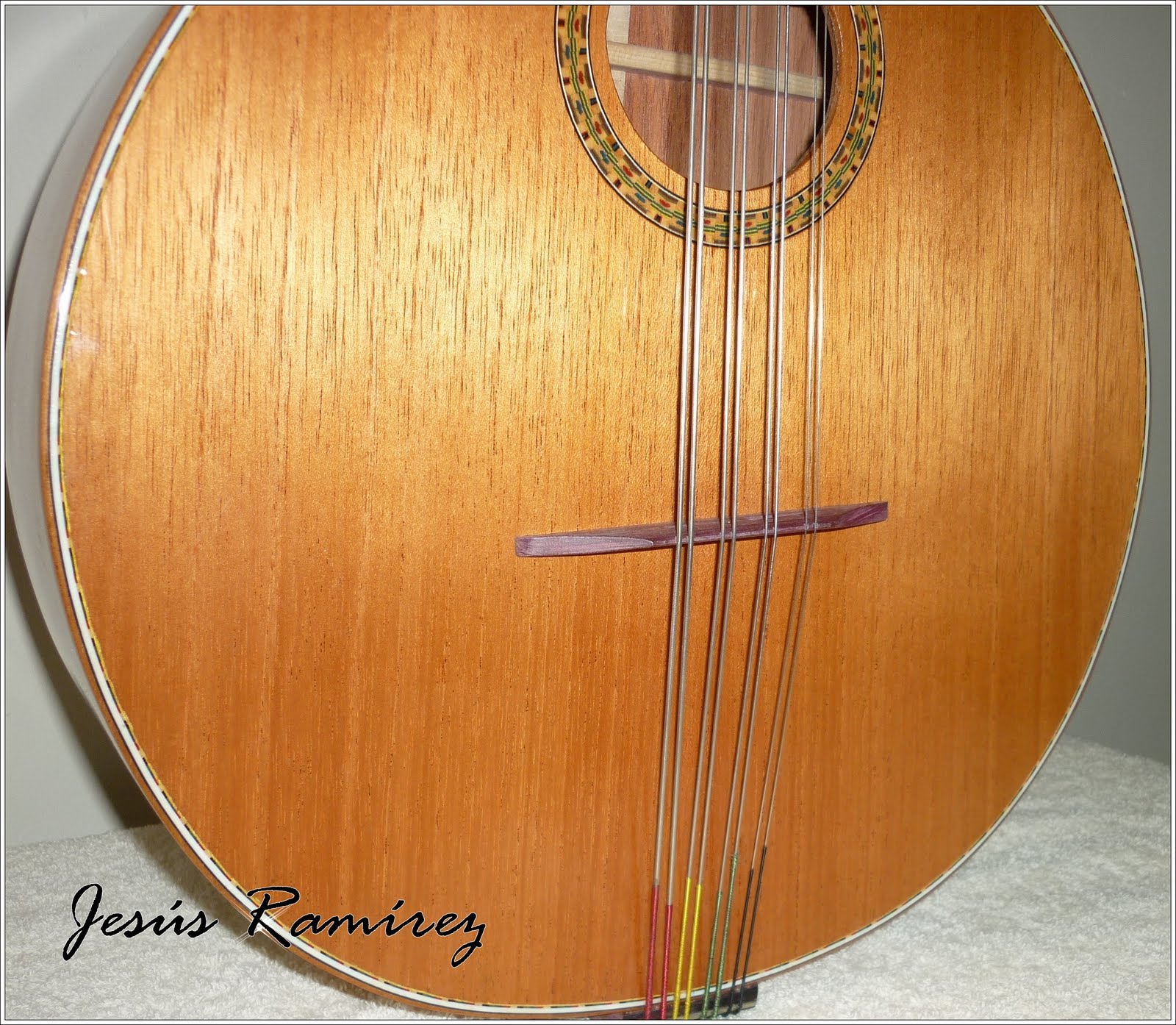 J.R. LUTHIER c.a. Mandolinas y Cuatros Venezolanos: Mandoncello