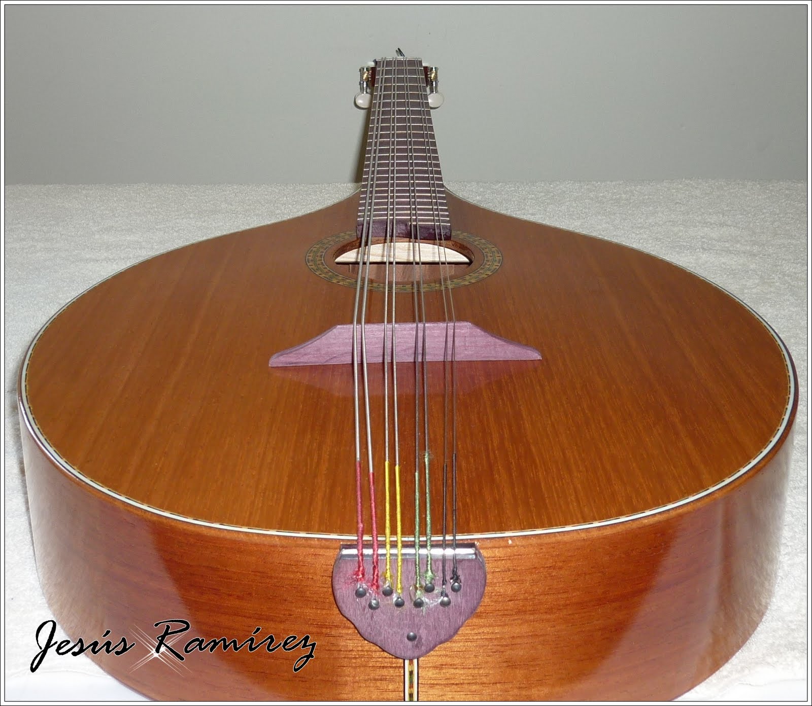 J.R. LUTHIER c.a. Mandolinas y Cuatros Venezolanos: Mandoncello