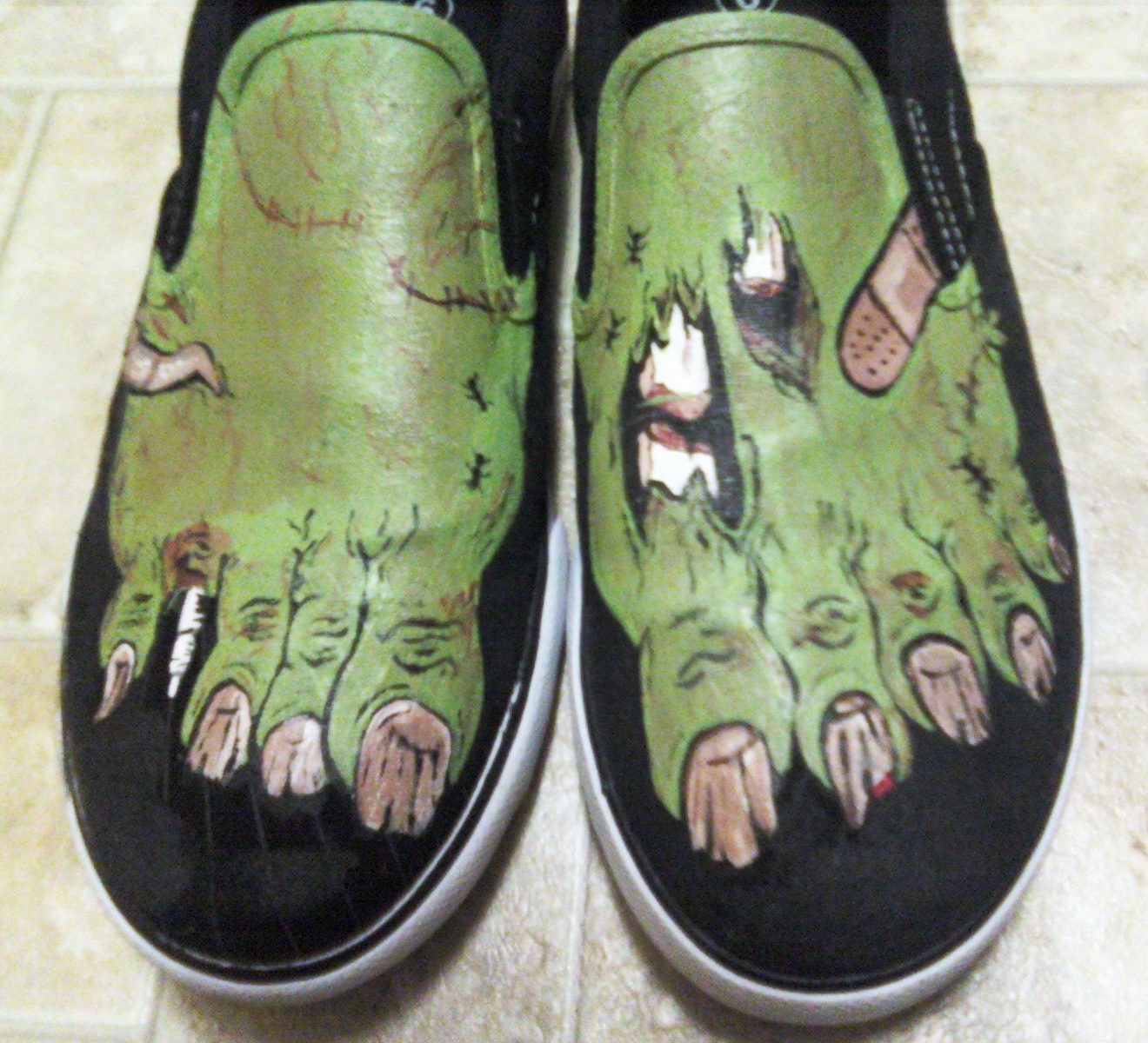Land of Bor3d Designs: Zombie Feet Complete!!!