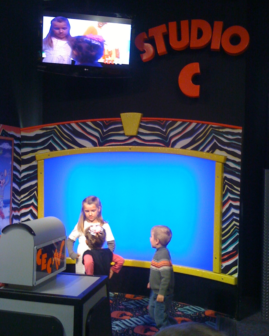 Life At The Hilton: Tuesday Night at Chuck E Cheese