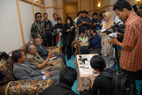 WARTAWAN DAN ETIKA: Definisi Kewartawanan