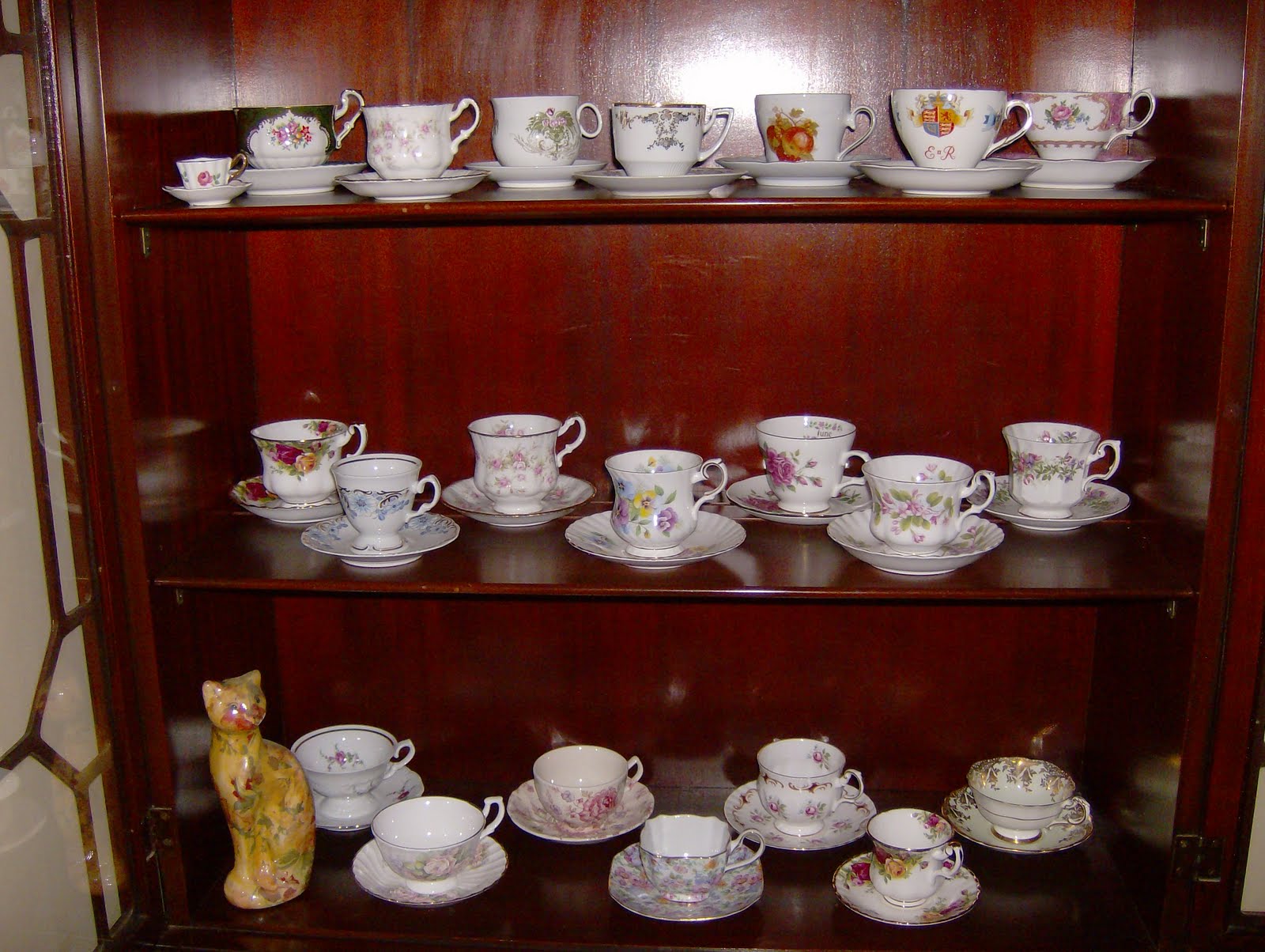 Tess's Teacups & Tabbies: Welcome to my teacup collection