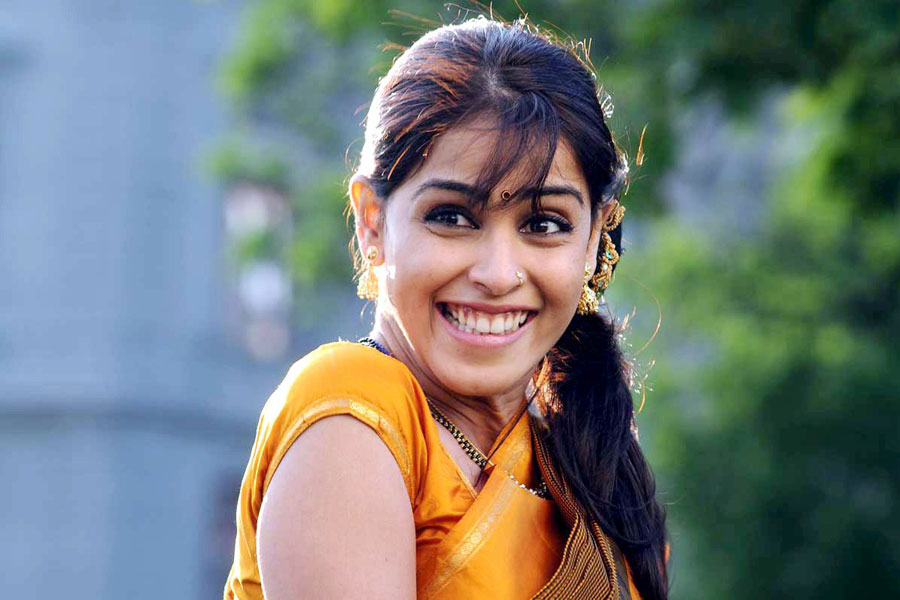 Genelia New Cute hot Stills from Uthama Puthiran Tamil Movie