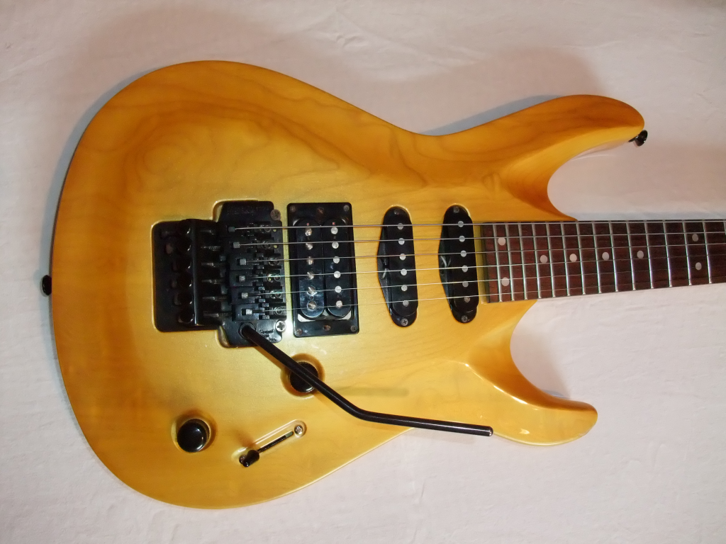 So many guitars, so little talent: Washburn #6 - 'KC90 V' transparent gold
