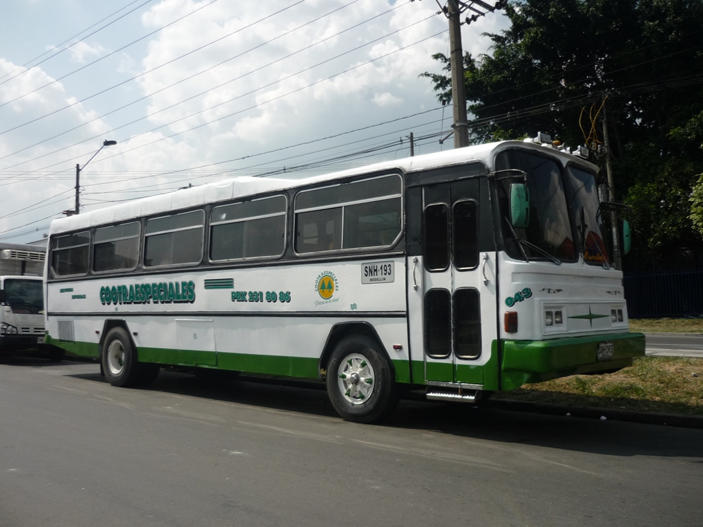BUSES DEL AYER: DODGE P900.COTRAESPECIALES.BLUE BIRD.FOTO:FERNANDO ...