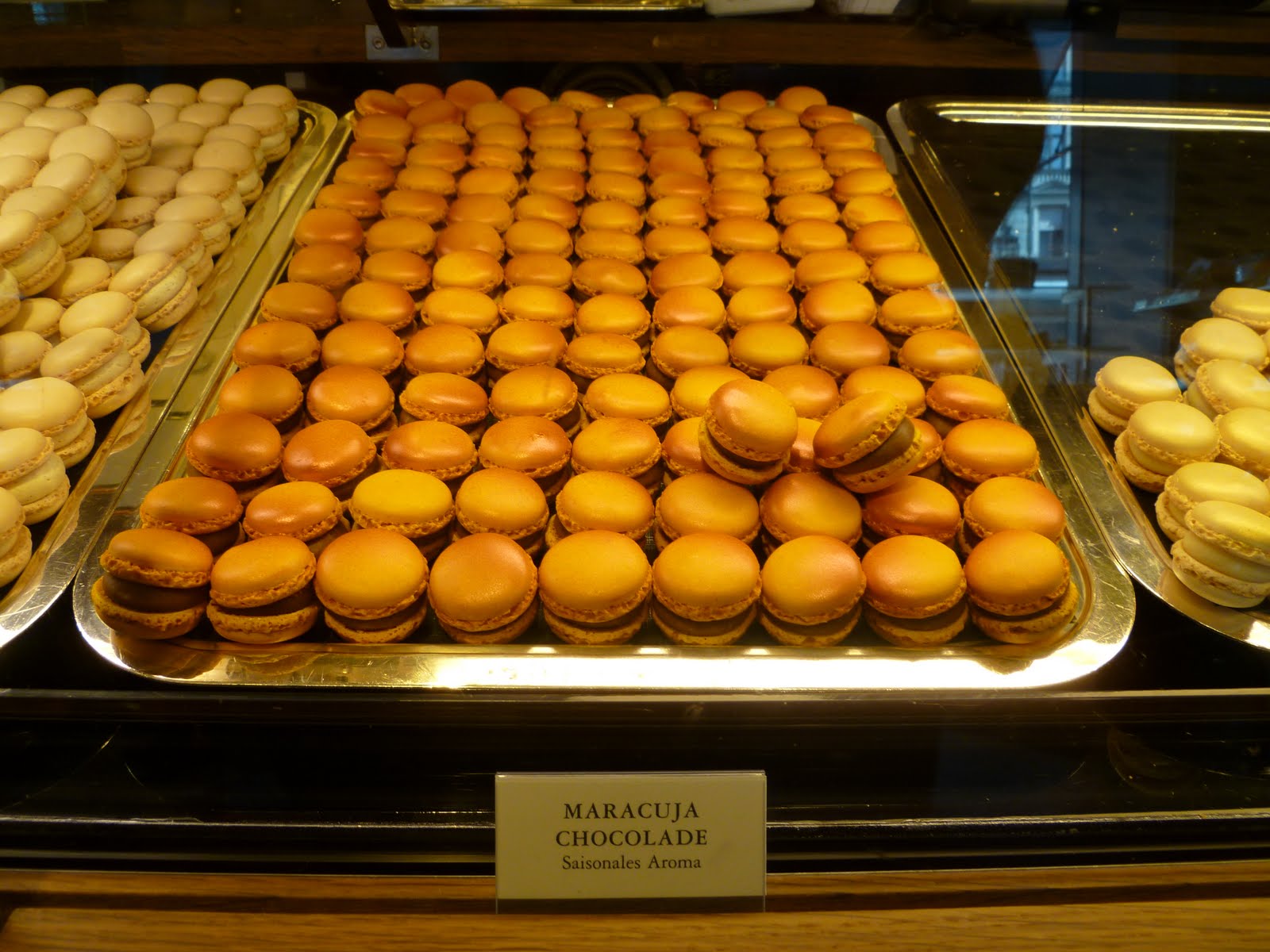 Smith Family Robinson: Luxemburgerli - Spruengli Treats