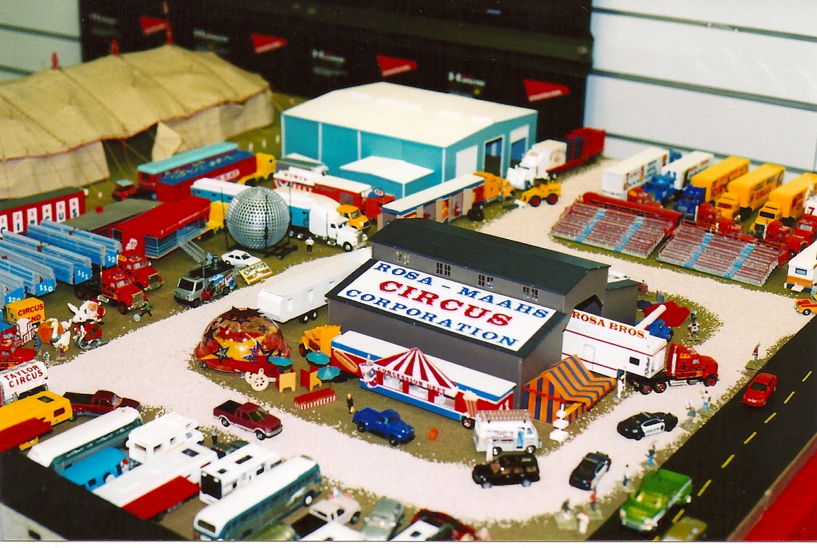Circusmodellbau: ROSA MAAHS CIRCUS CORPORATION 1:87