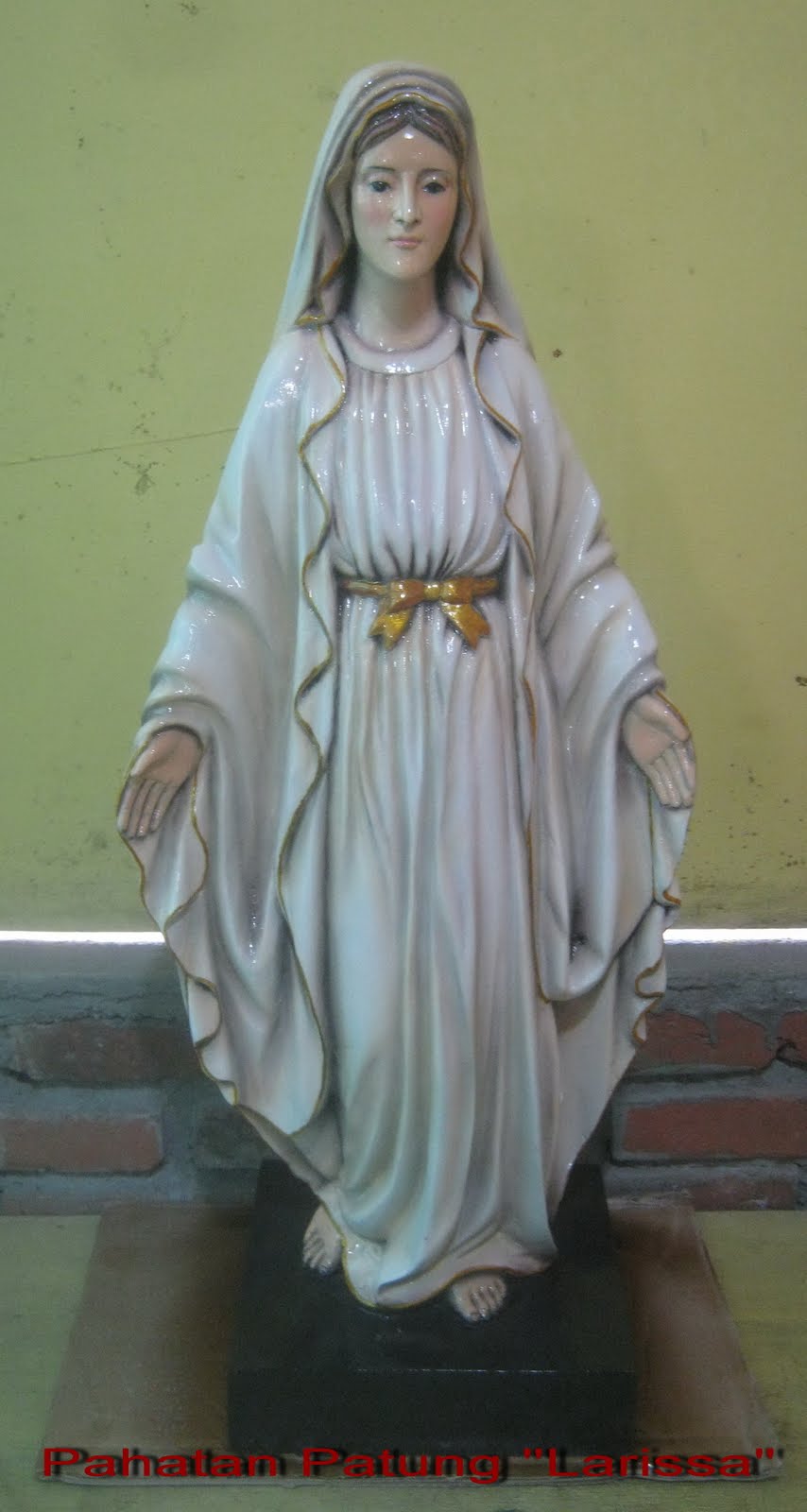 Pahatan Patung "Larissa": Patung Bunda Maria dari Kayu