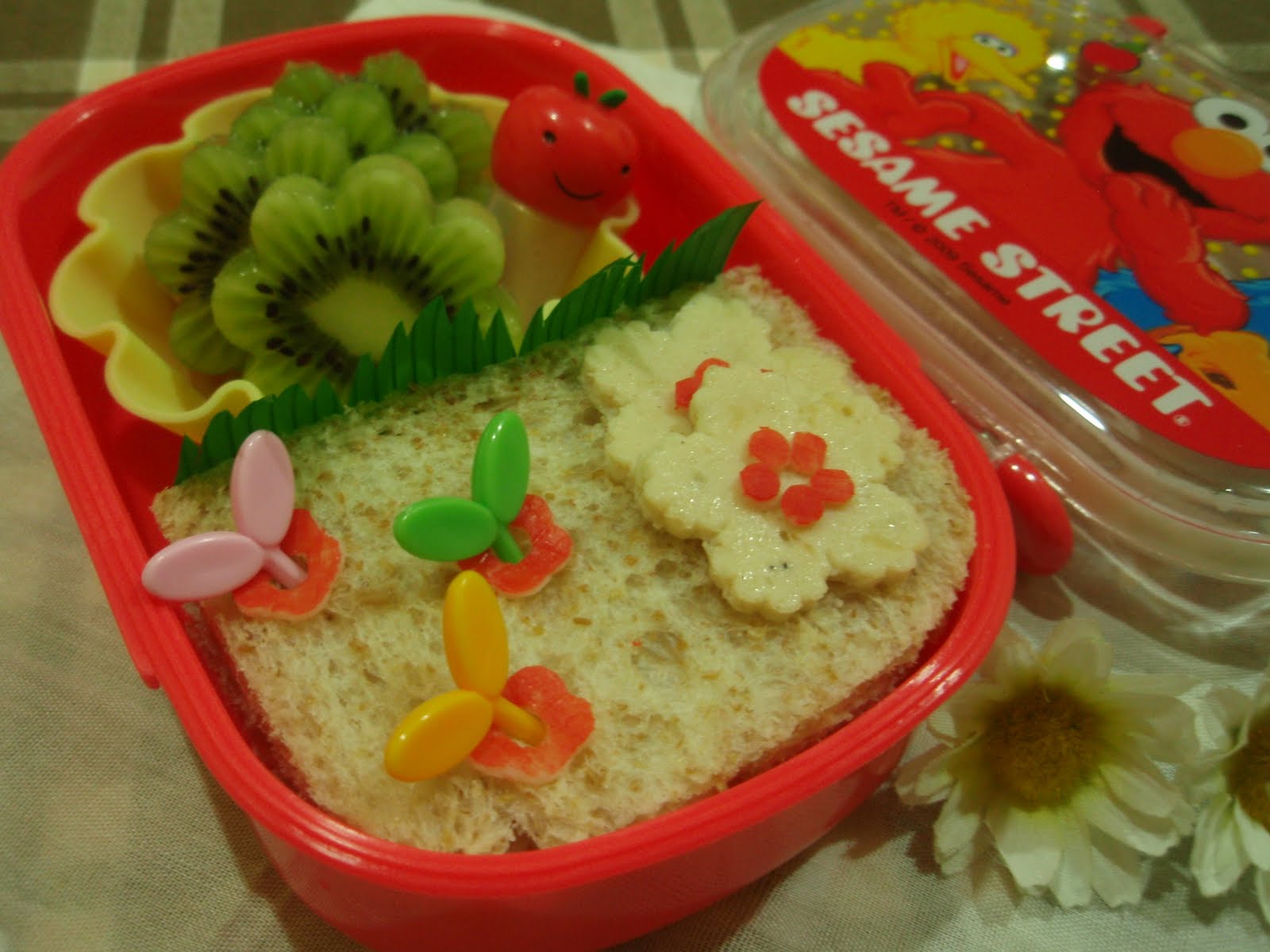 Isaac's Gemütlich Castle: Bento #209 - Chicken Ham + Tuna Sandwich