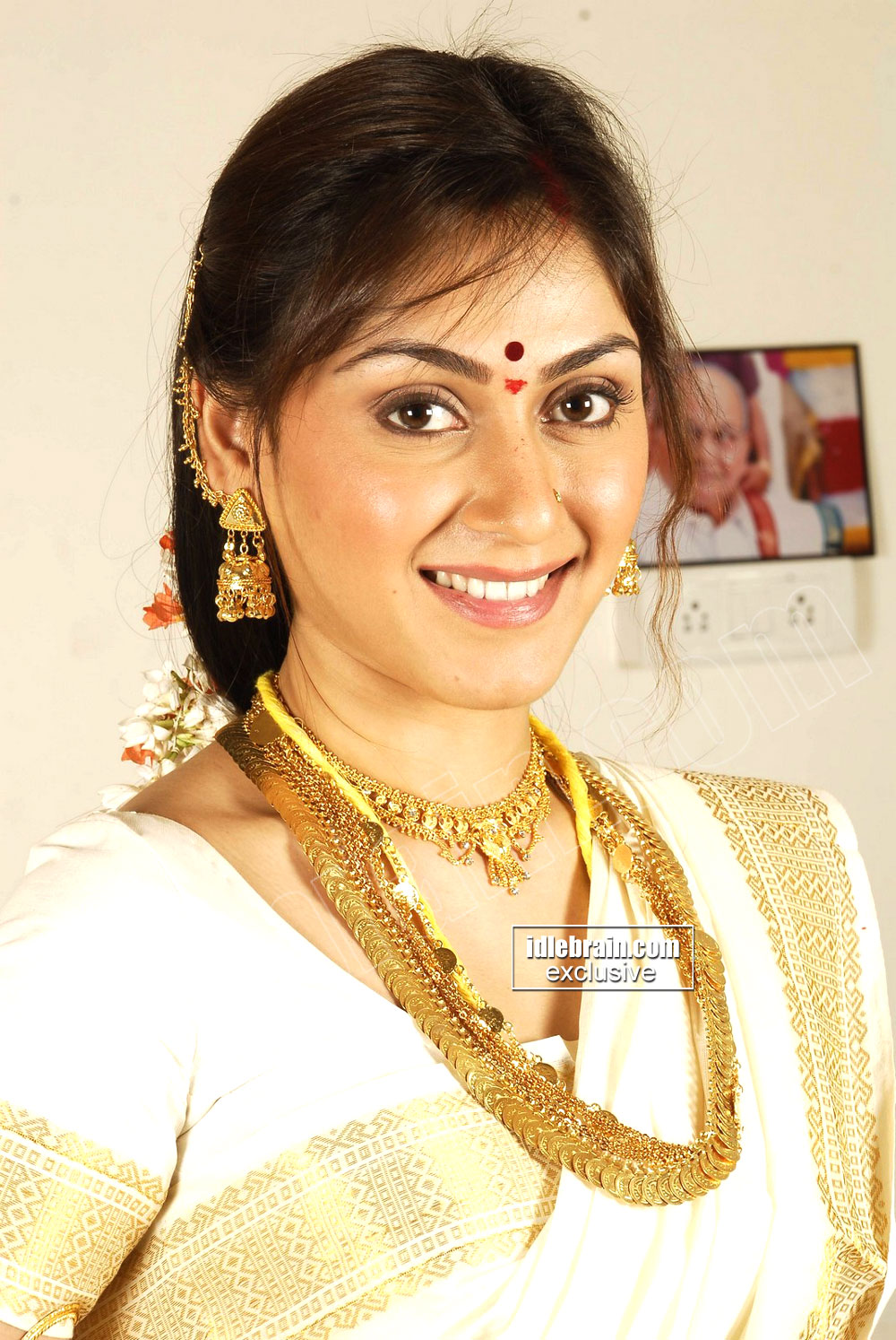 South Actress Manjari Fadnis HOT SAREE Photo | Wallpapers | Pictures ...