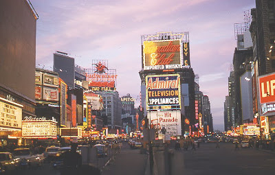 PARIS 2e: Times Square Time Machine