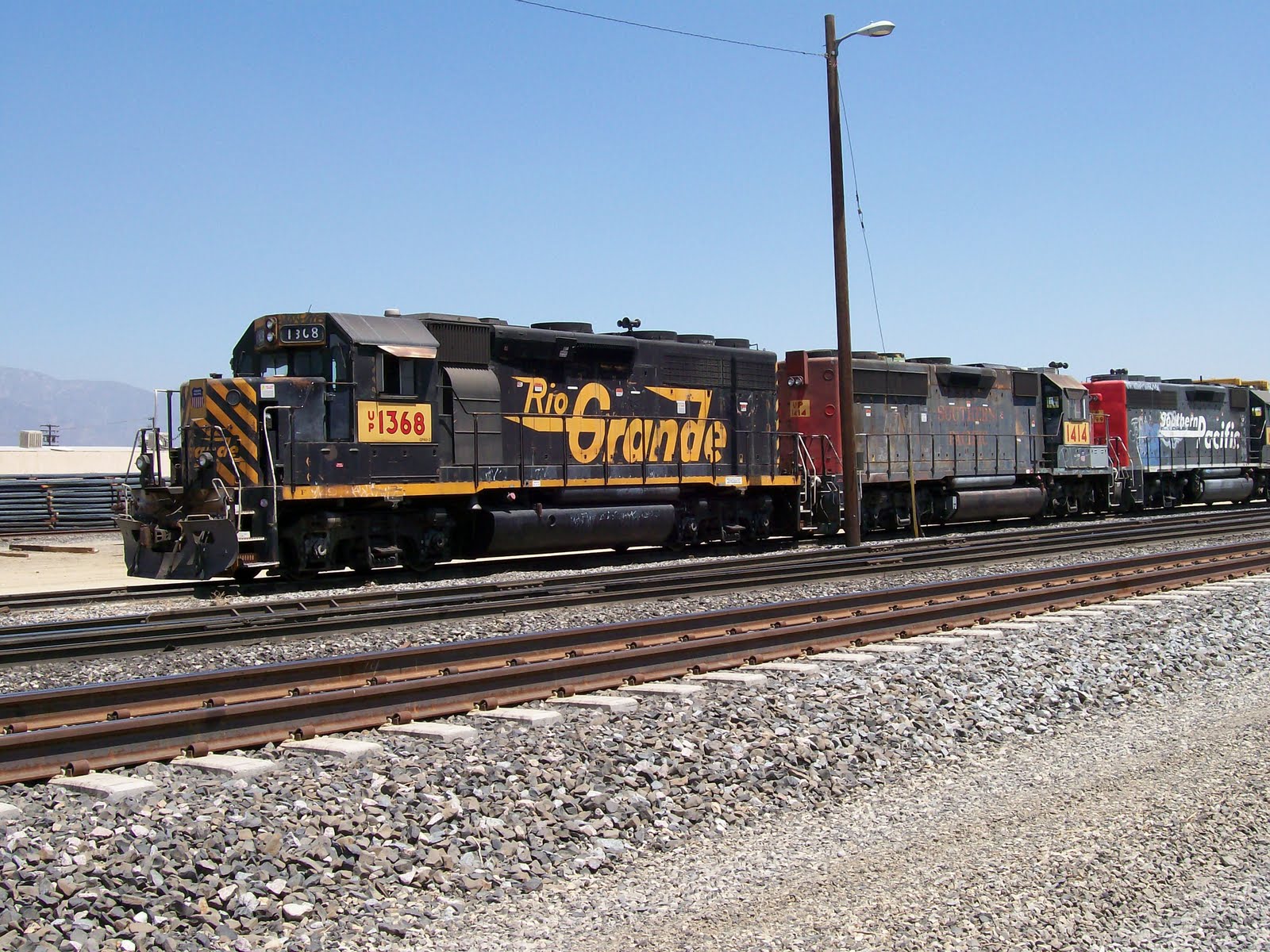 The Railroad Modeler: Railroad Photo Gallery - Union Pacific GP40-2 ...