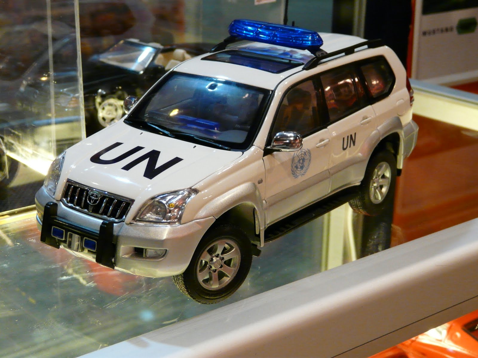 DC TOYS: Landcruiser Prado 1/18 United Nations
