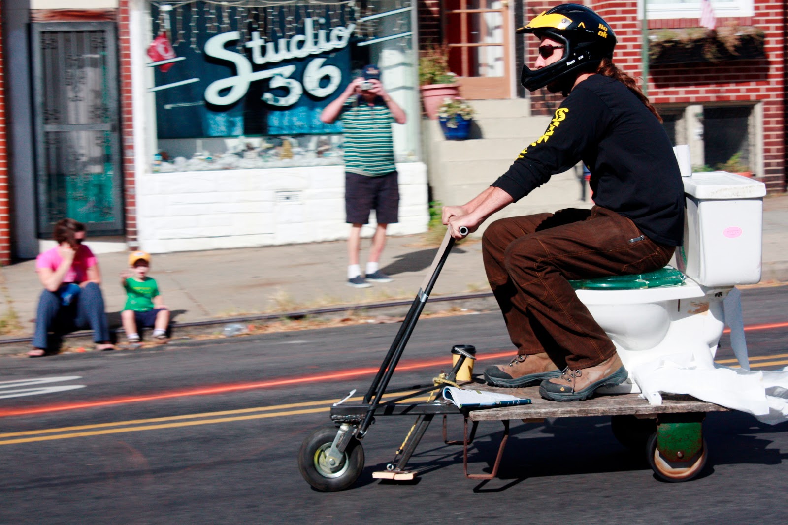 Going Mamarazzi: Toilet Bowl Races