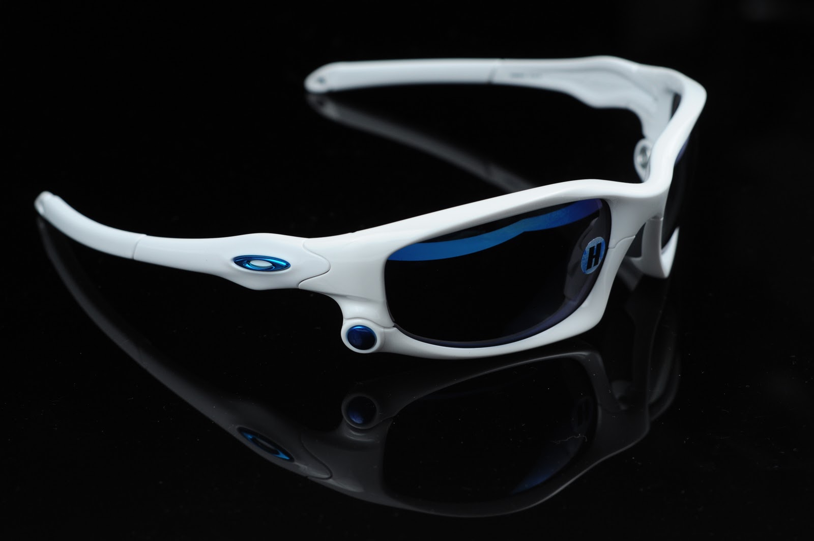 Oakley Saint: Split Jacket Polished White Ice Iridium Light Grey