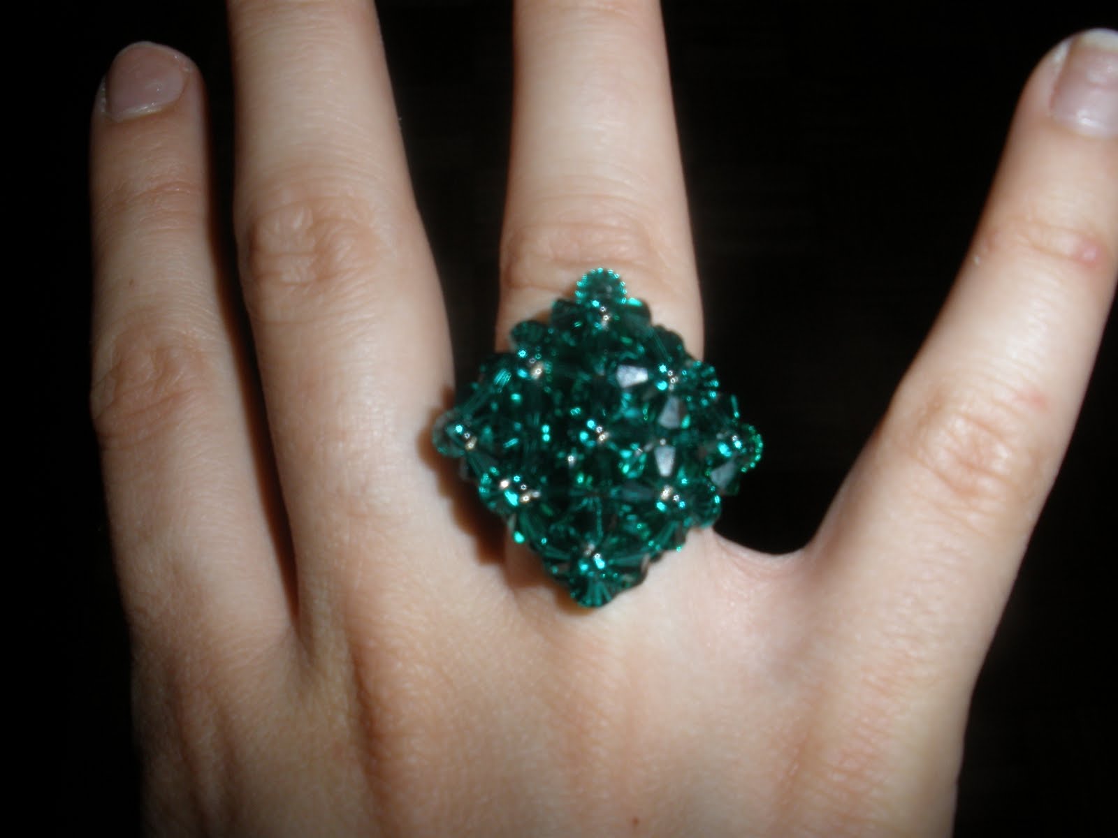 mis creaciones: ANILLO SWAROVSKI CUADRADO-Verde ( 12 EUROS )