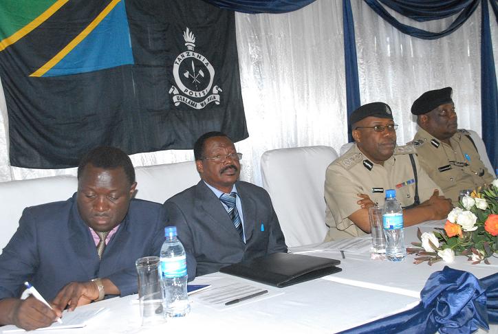 *JESHI LA POLISI LATOA KITABU CHA HAKI NA WAJIBU WA MPIGA KURA ...