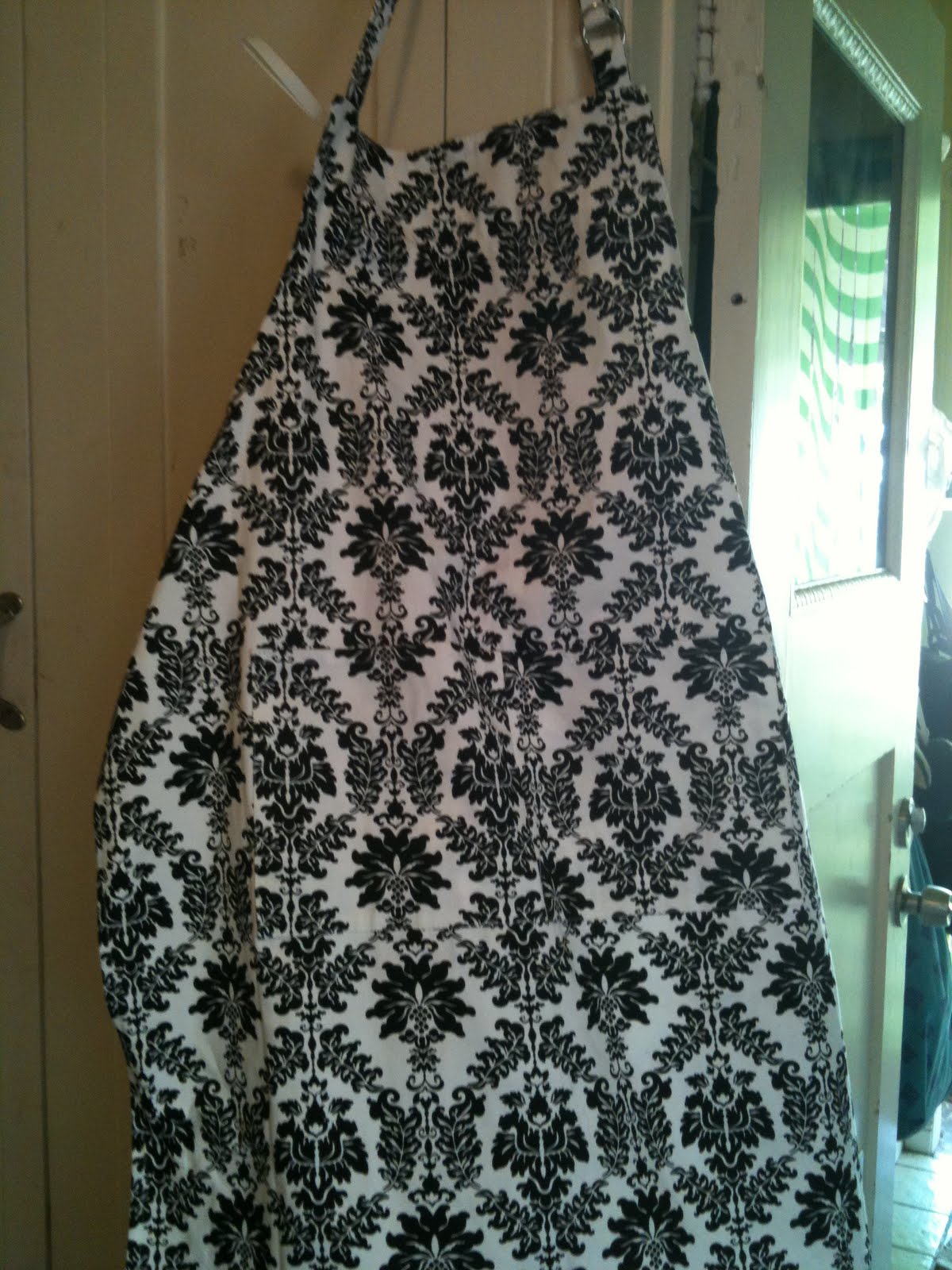 The Apron | dine & devour