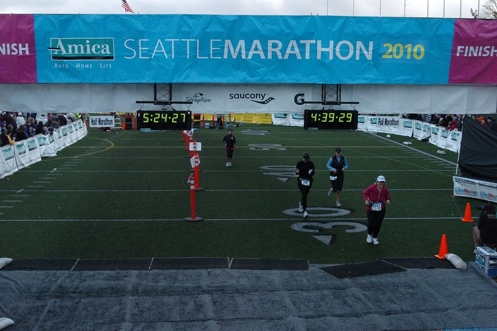 Running with the Runner Girl: The Seattle Marathon - 11/28/10
