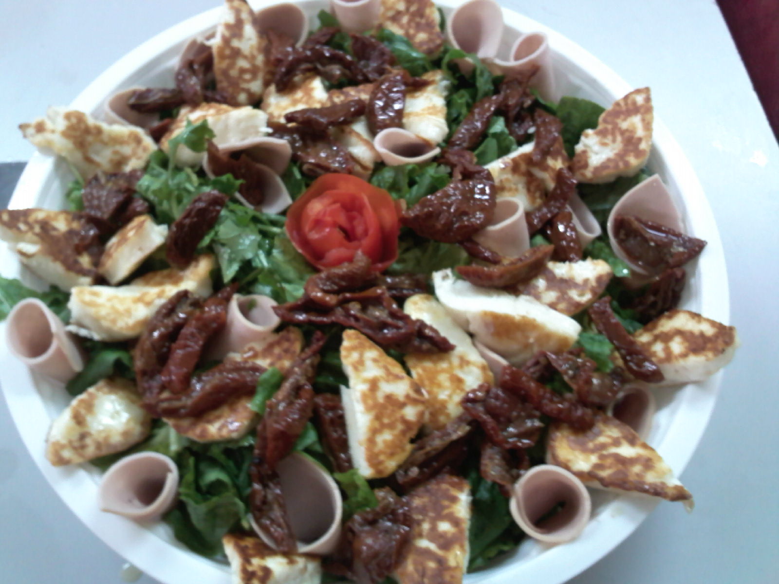 Food Blog: ΣΑΛΑΤΑ ΡΟΚΑ & ΜΑΡΟΥΛΙ ΜΕ ΛΙΑΣΤΗ ΝΤΟΜΑΤΑ, ΛΟΥΖΑ ΚΑΙ ΧΑΛΟΥΜΙ