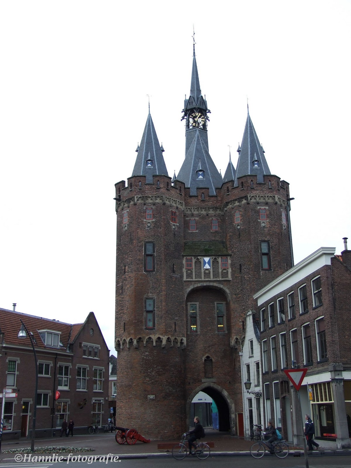 hannlie-fotografie: Zwolle, Sassenpoort en fontein van Nahuysplein.