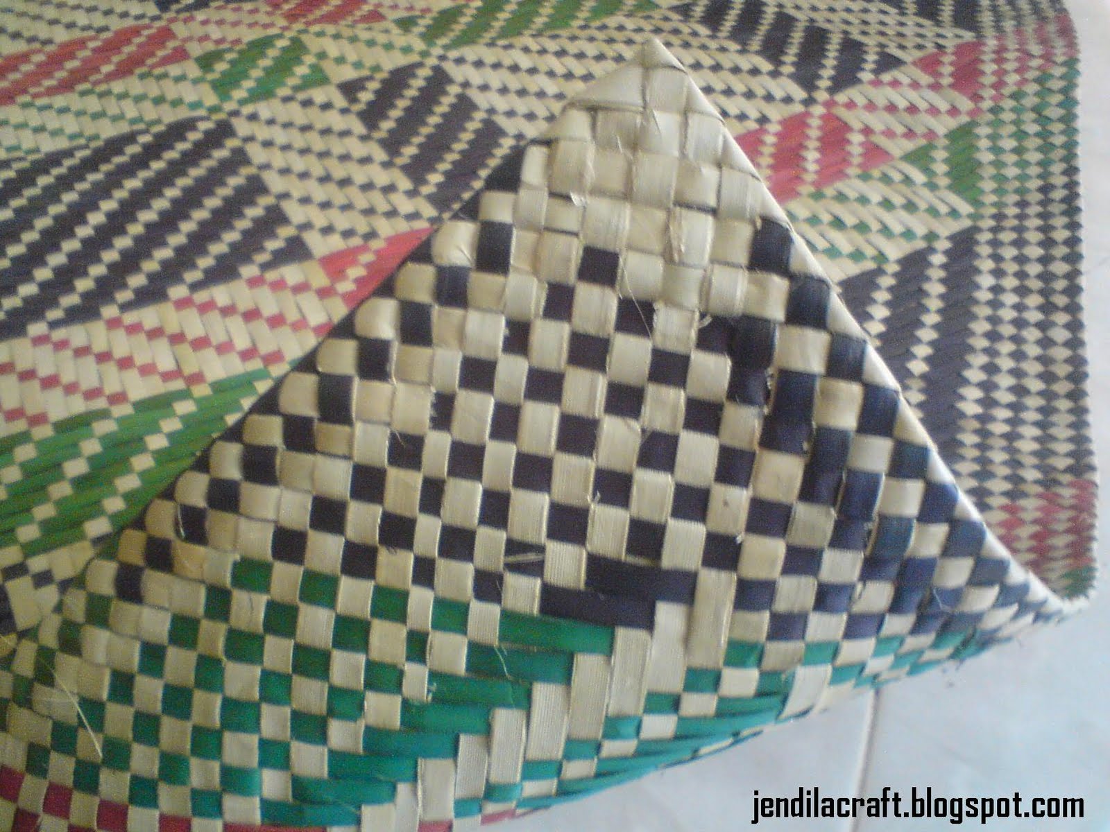 Mengkuang: Tikar mengkuang kelarai (TKM 007)