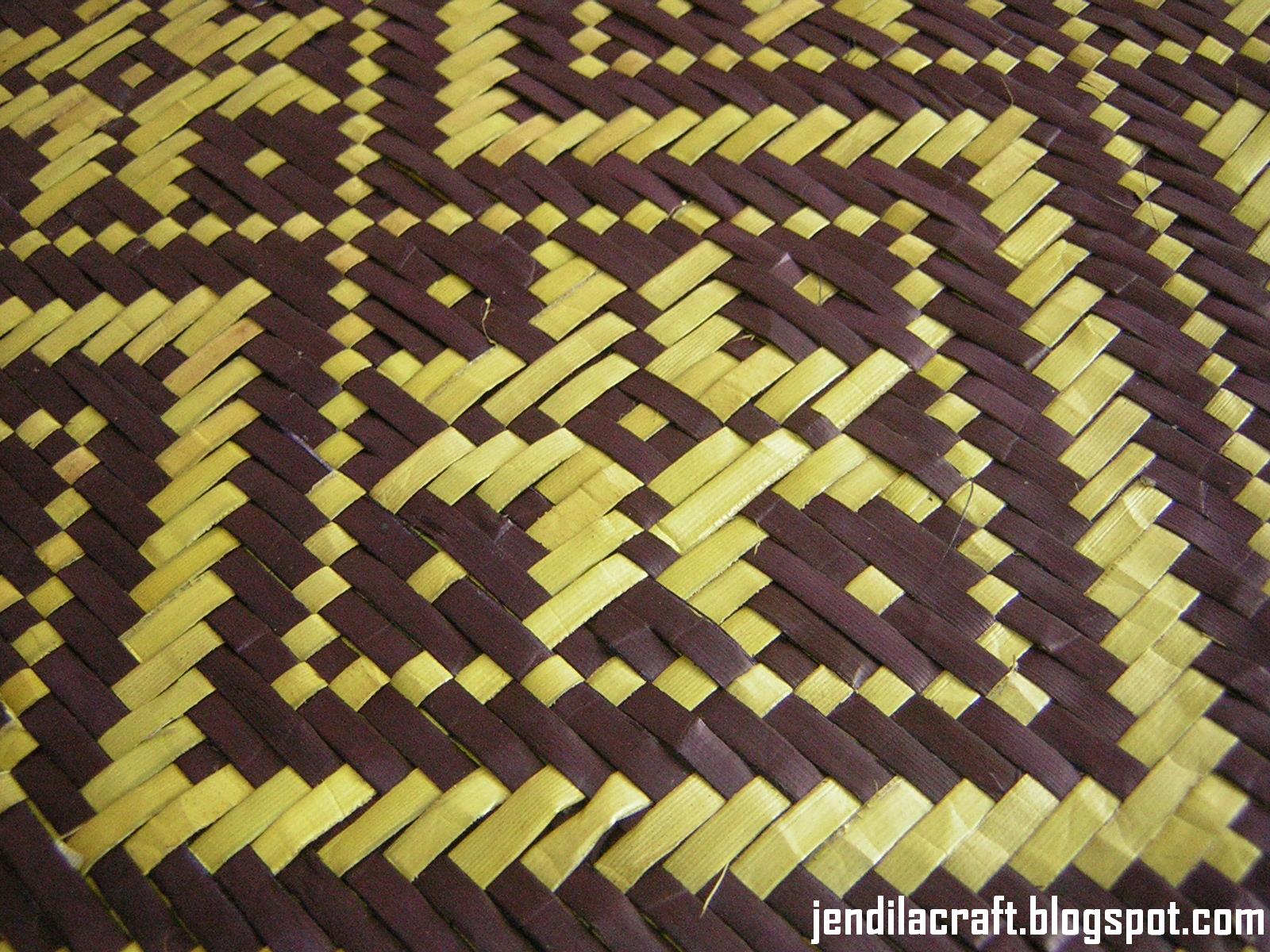 Mengkuang: Tikar mengkuang kelarai (TKM 014)