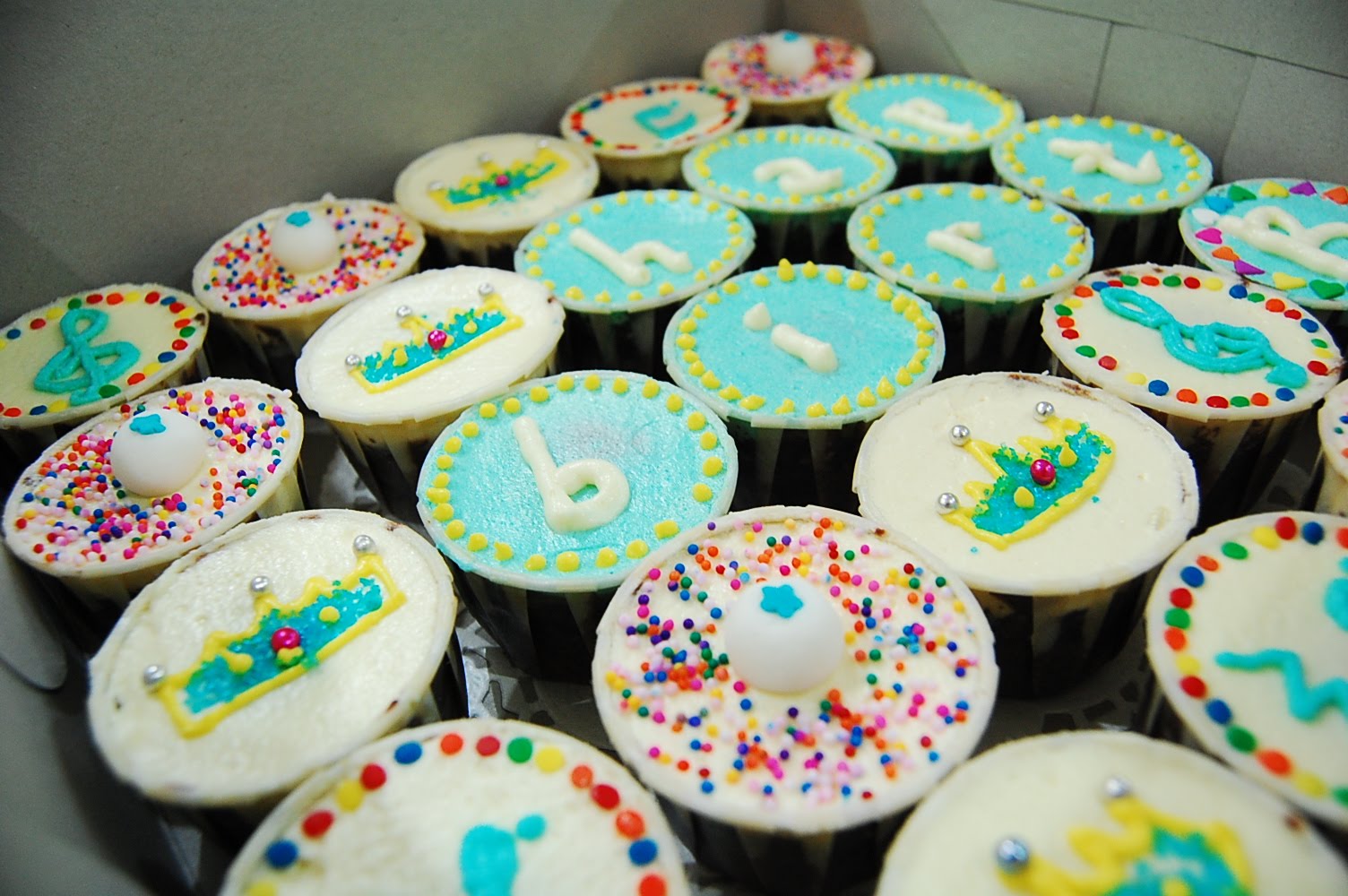 iXalicious: Funky Birthday Cupcakes
