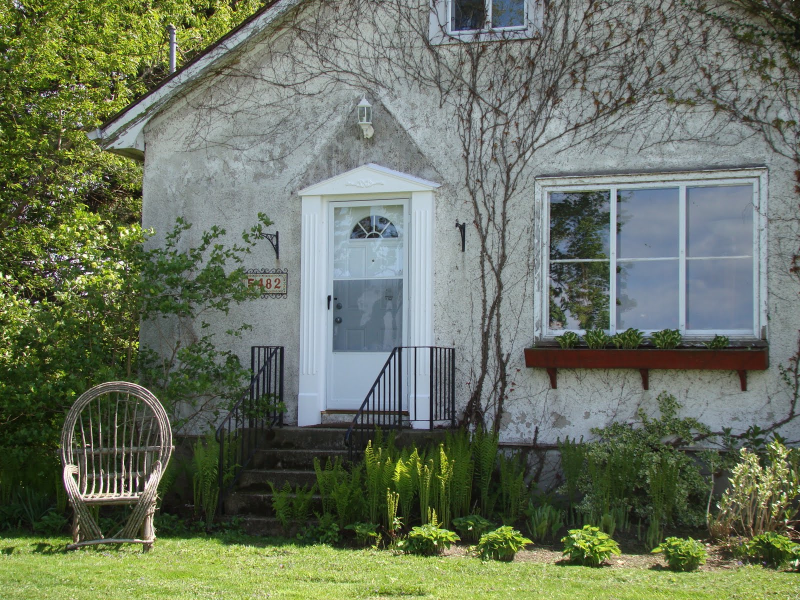 Seasonal Hearth: Quaint Cottages and Elegant Wisteria