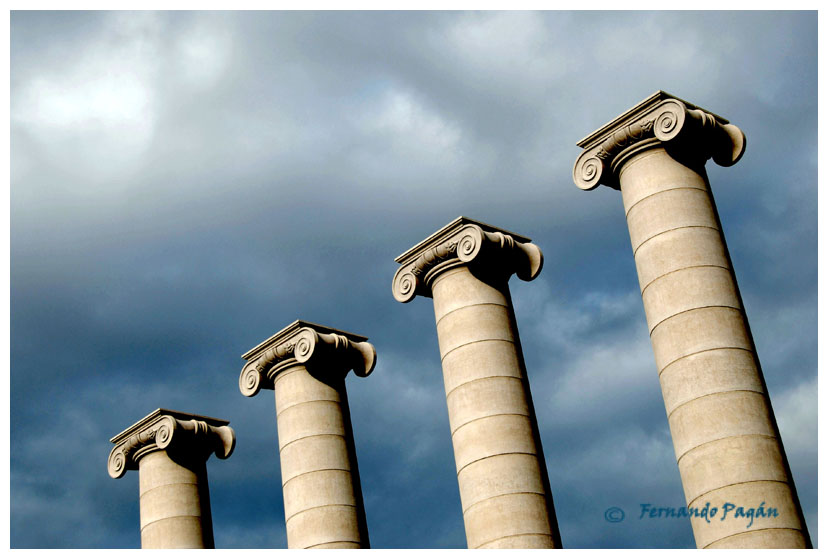 Luces y Sombras: LAS CUATRO COLUMNAS