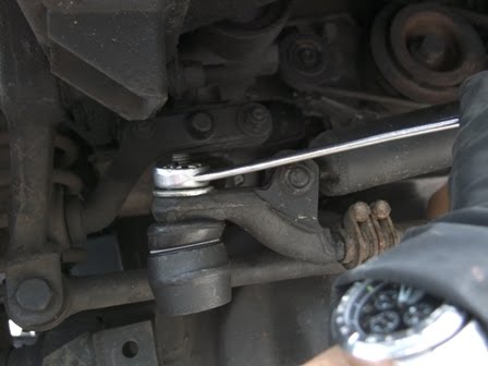 Land Rover 200 Tdi Defender owner: Replacing the Steering Box drop arm ...