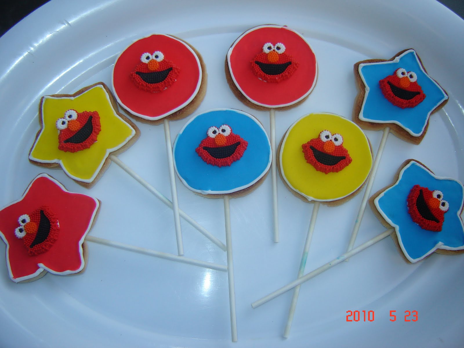 The Colorful Apron: Elmo Lollipops