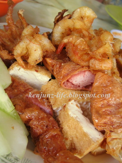 Junning into the Walks of Ken: Hainanese Chicken Rice & Lobak, Kafe ...