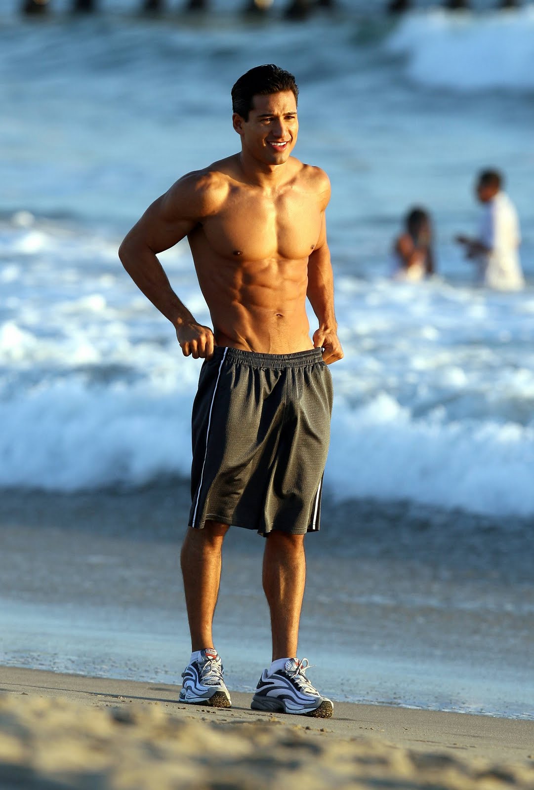 MARIO LOPEZ Italia: JOGGING IN SPIAGGIA
