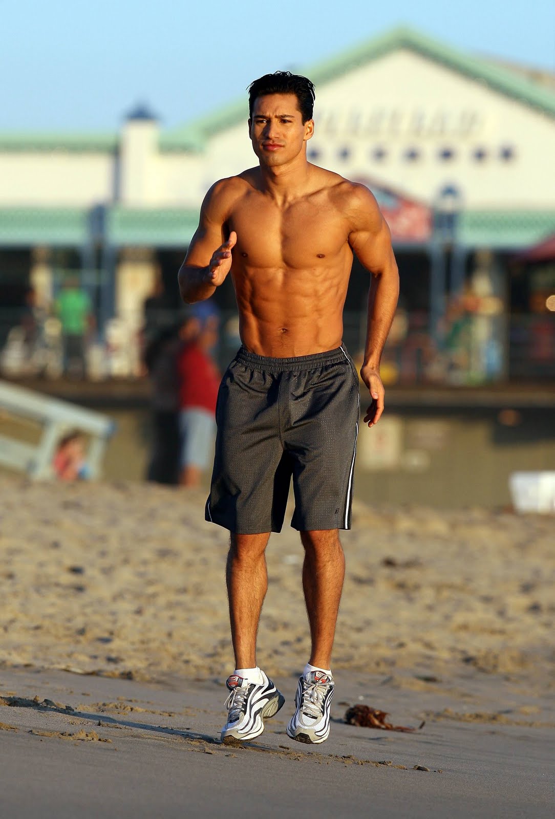 MARIO LOPEZ Italia: JOGGING IN SPIAGGIA