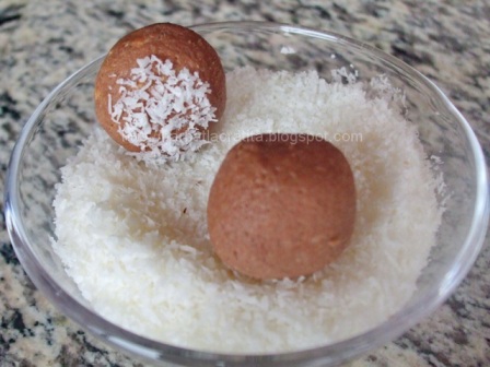 Bombe cu cocos şi biscuiţi (fără coacere) | Rețete BărbatLaCratiță