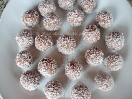 Bombe cu cocos şi biscuiţi (fără coacere) | Rețete BărbatLaCratiță