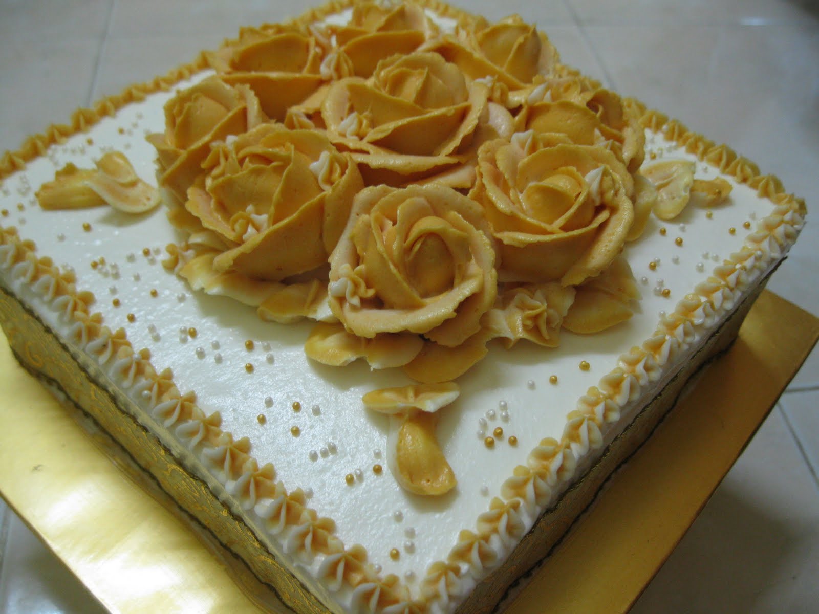 Dapur Miniku: Kek 3 Tingkat - bertemakan warna gold juga...