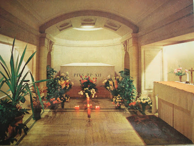 ORBIS CATHOLICVS: Tomb of Pius XII: bring back the altar...