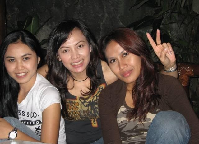 Tante Janda: Tante dan Janda Pamer Dada di Kolam Renang