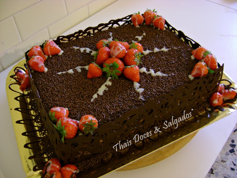 Confeitaria Artistica: Bolo Chocolate com Morango