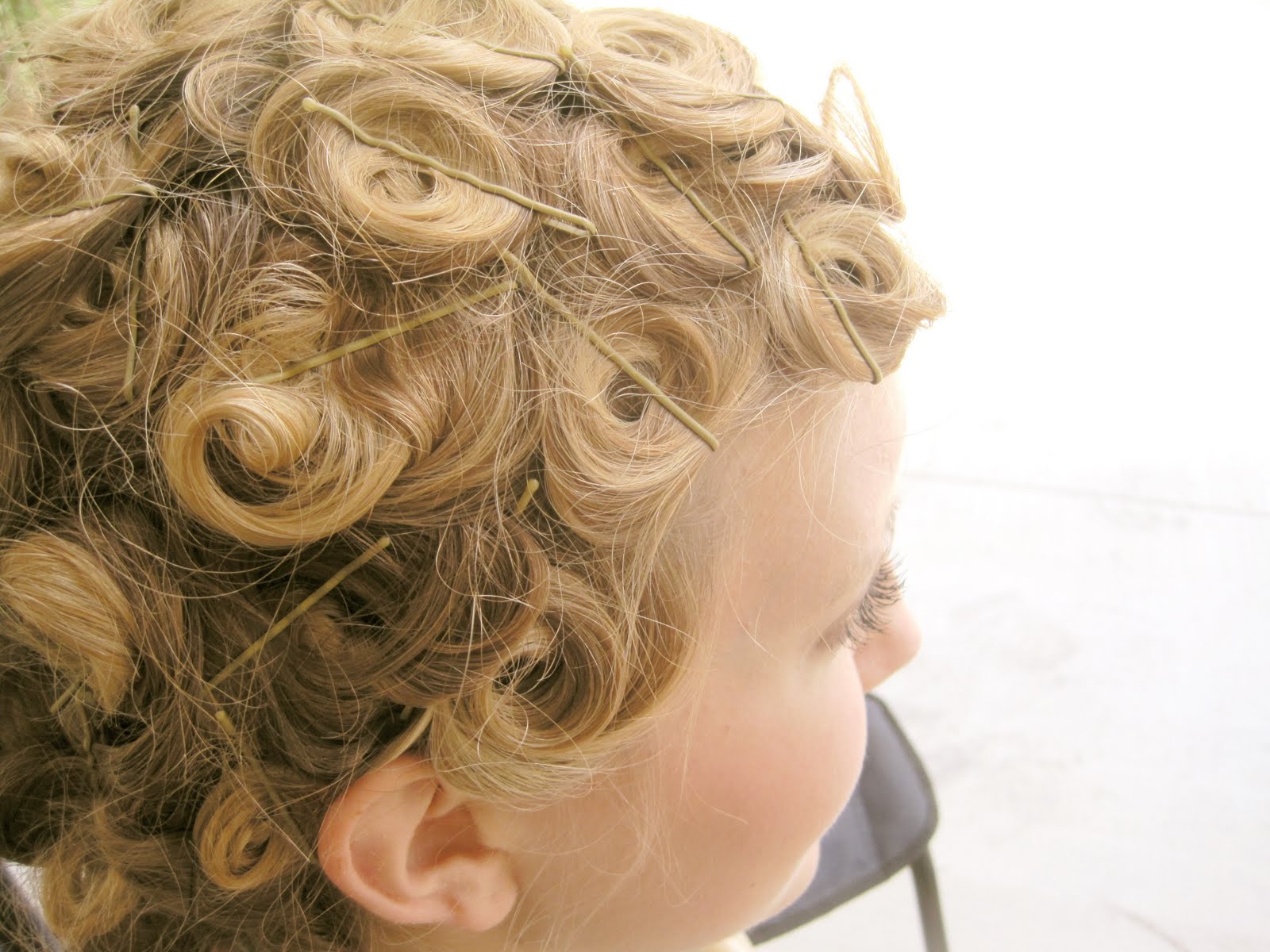 Illuminatio Lady: The Art of Pin Curls.