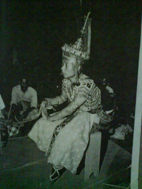 the menora: BUSANA DAN PROPS