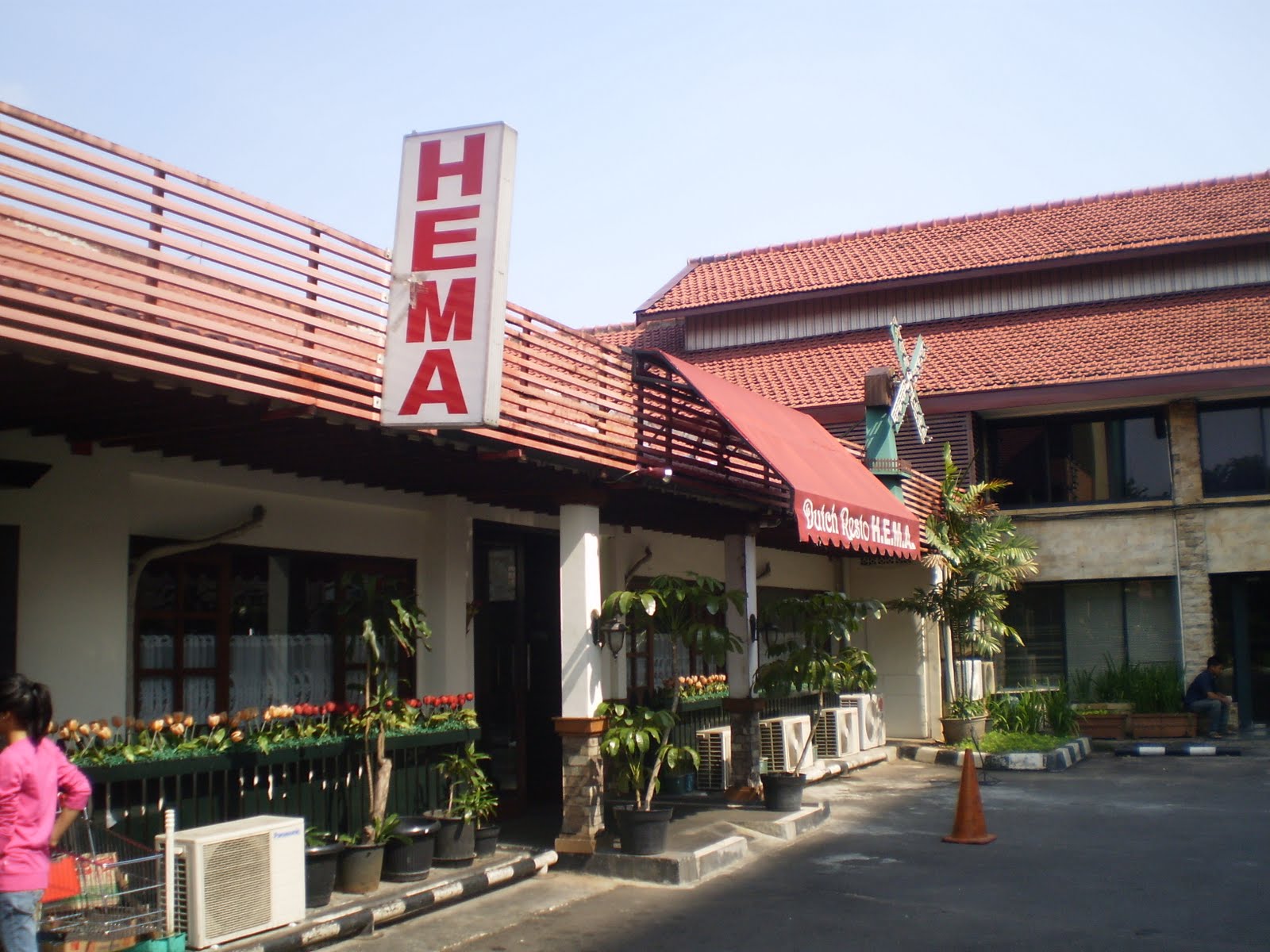 H.E.M.A.Resto Blog: OUTLETS