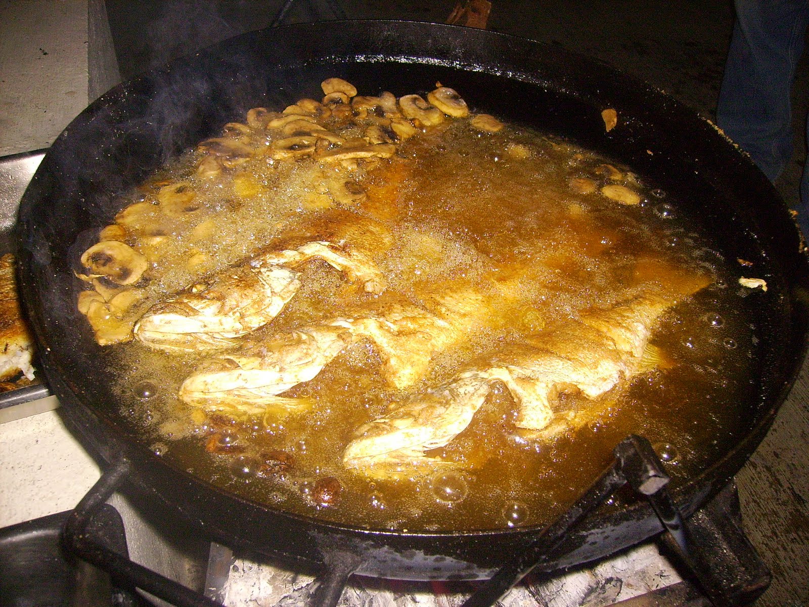 El Fogón de Leña: Lobina frita en disco.