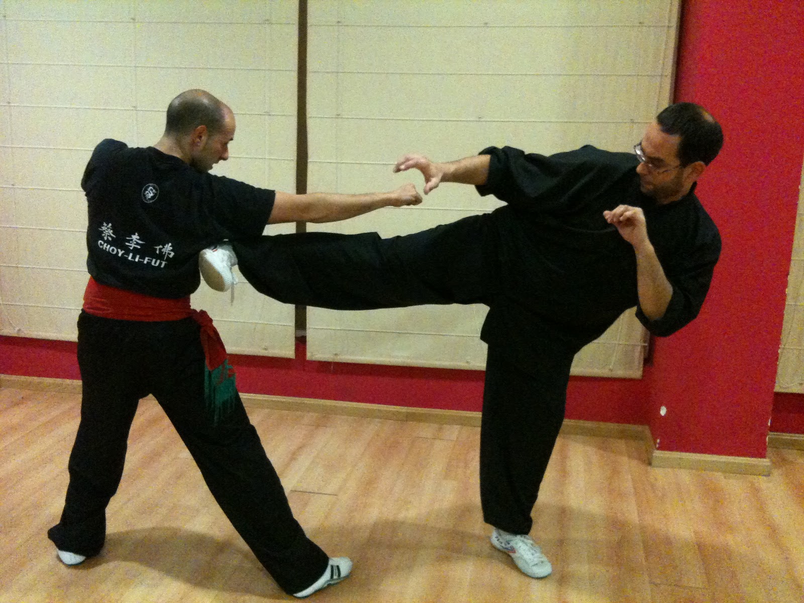 Escuela de Artes Marciales Tin Sing Kwun: LAS PATADAS DEL KUNG-FU, por ...